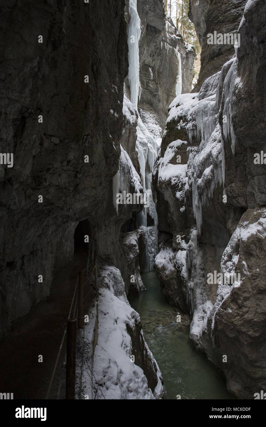 27.02.2018, Deutschland, Garmisch-Partenkirchen. Blick auf die Partnach ...