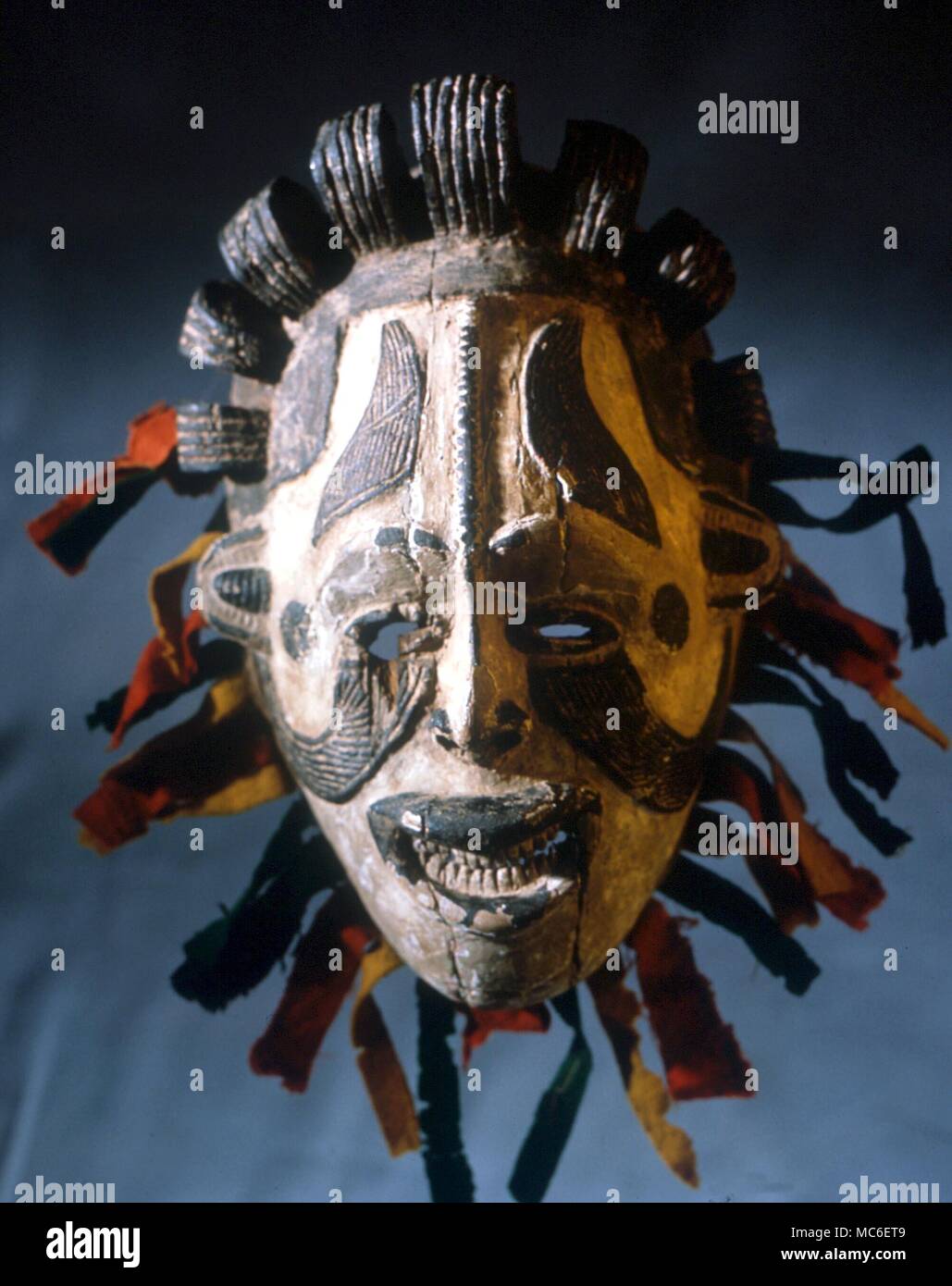 Igbo jungfrauengeistermaske -Fotos und -Bildmaterial in hoher Auflösung ...