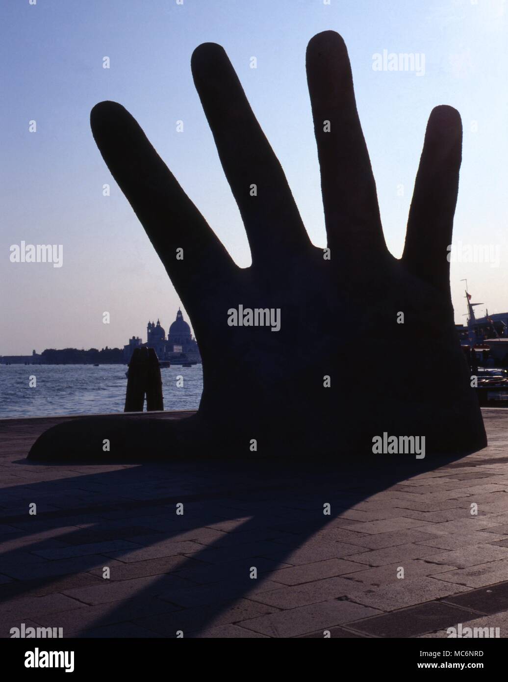 Hand sculpture -Fotos und -Bildmaterial in hoher Auflösung – Alamy