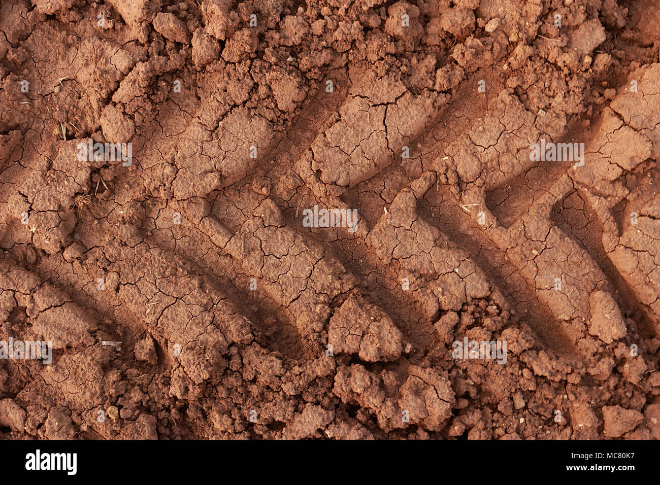 Spuren der Räder des Schleppers auf brauner Boden Stockfotografie - Alamy