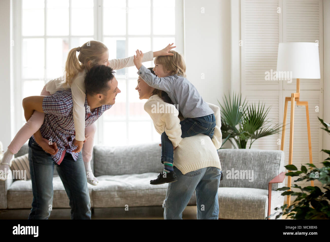 Familie Vater Mutter Sohn Tochter Geschwister Stockfotos und -bilder Kaufen - Alamy