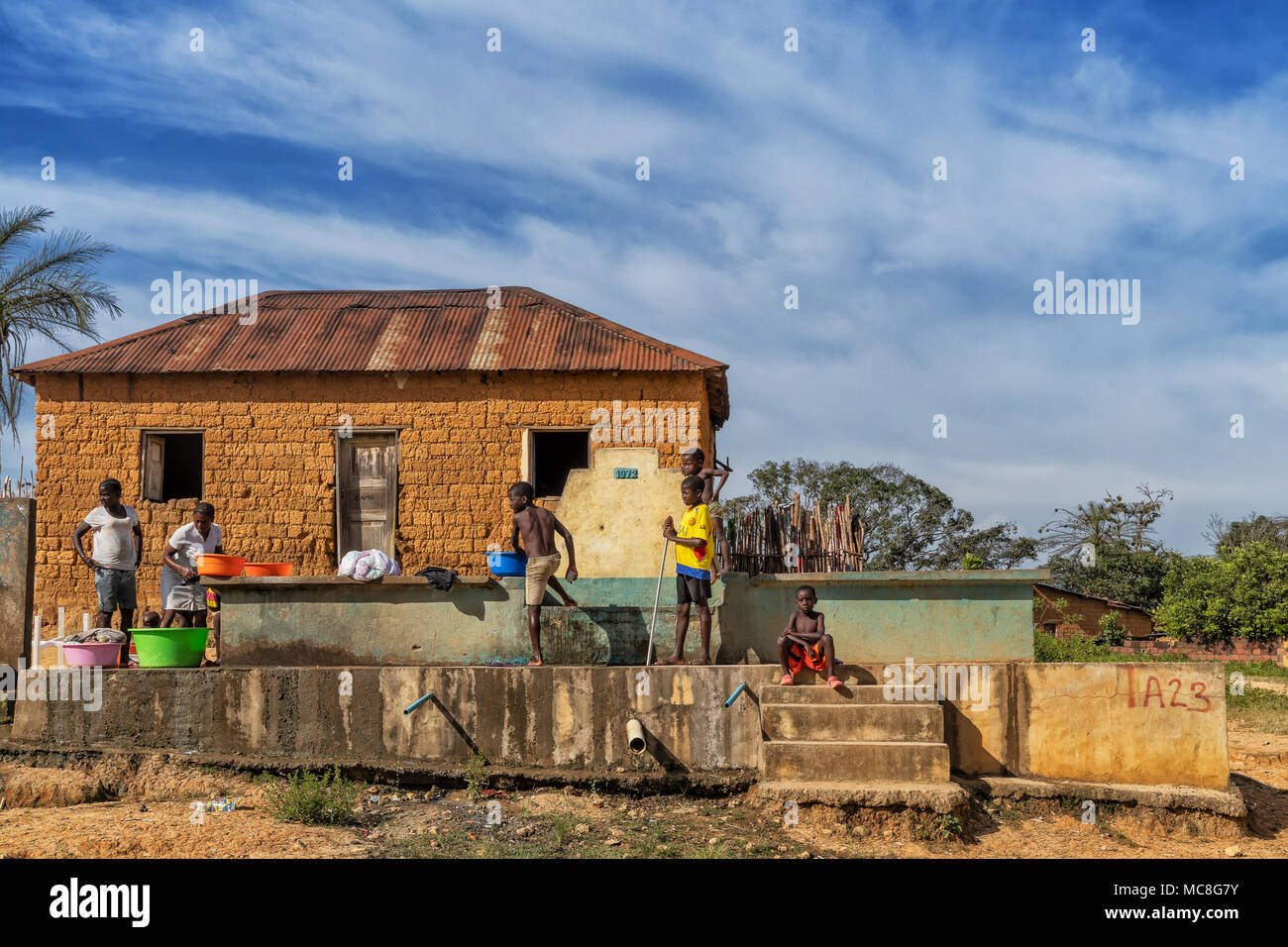 Children in angola poor -Fotos und -Bildmaterial in hoher Auflösung – Alamy