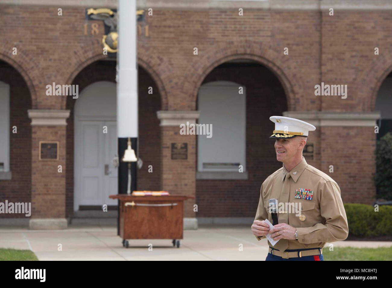 Oberst Tyler J. Zagurski, kommandierender Offizier, Marine Barracks ...