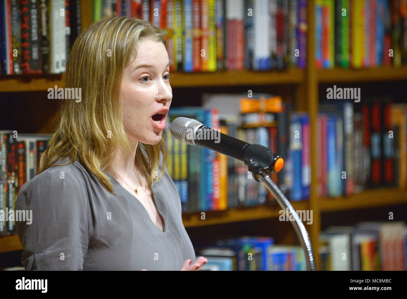 Thema Chloe Benjamin zeichen Kopien ihres Buches "Die Immortalists' an ...