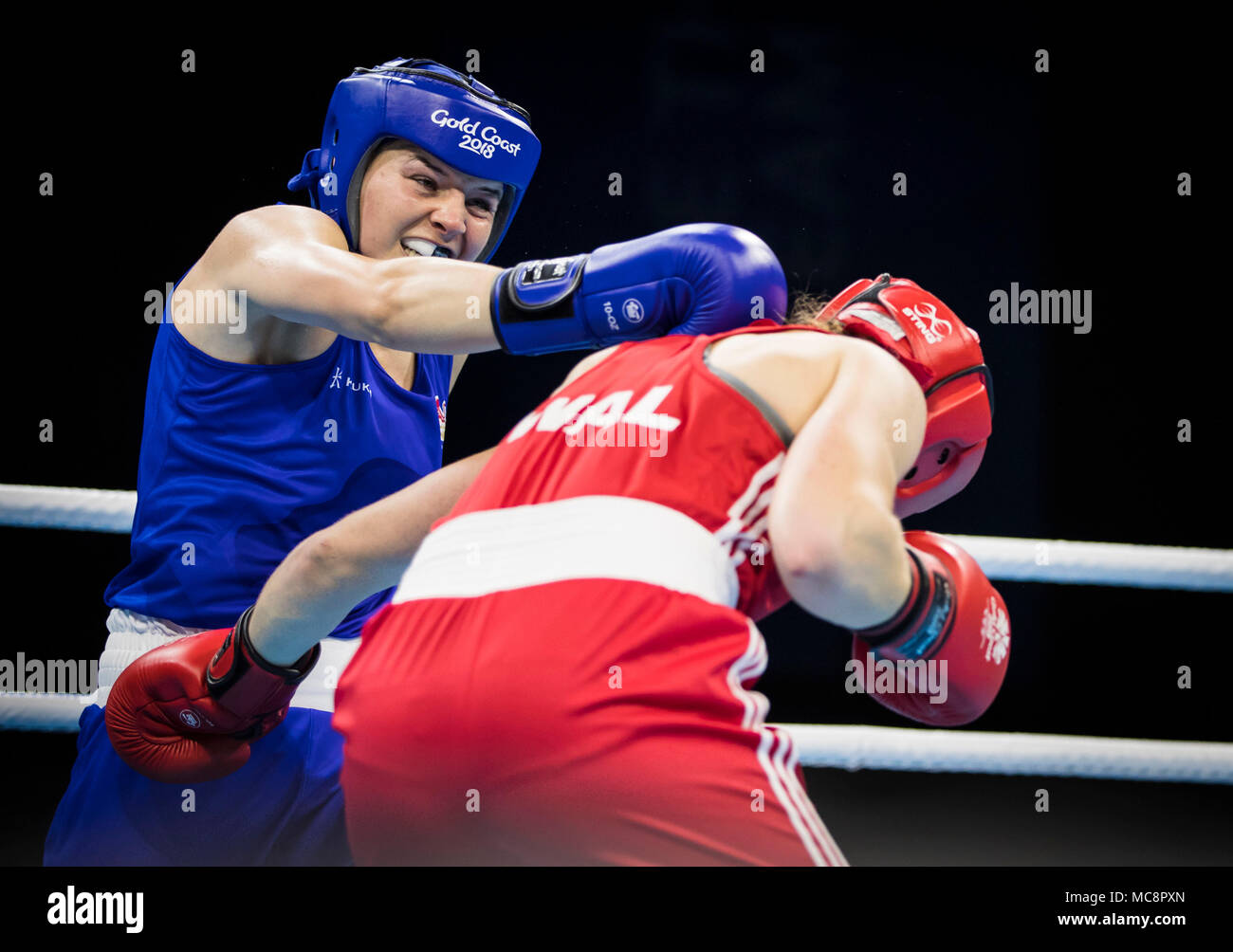 Wales 'Rosie Eccles (rot) v England's Sandy Ryan (blau) während der ...