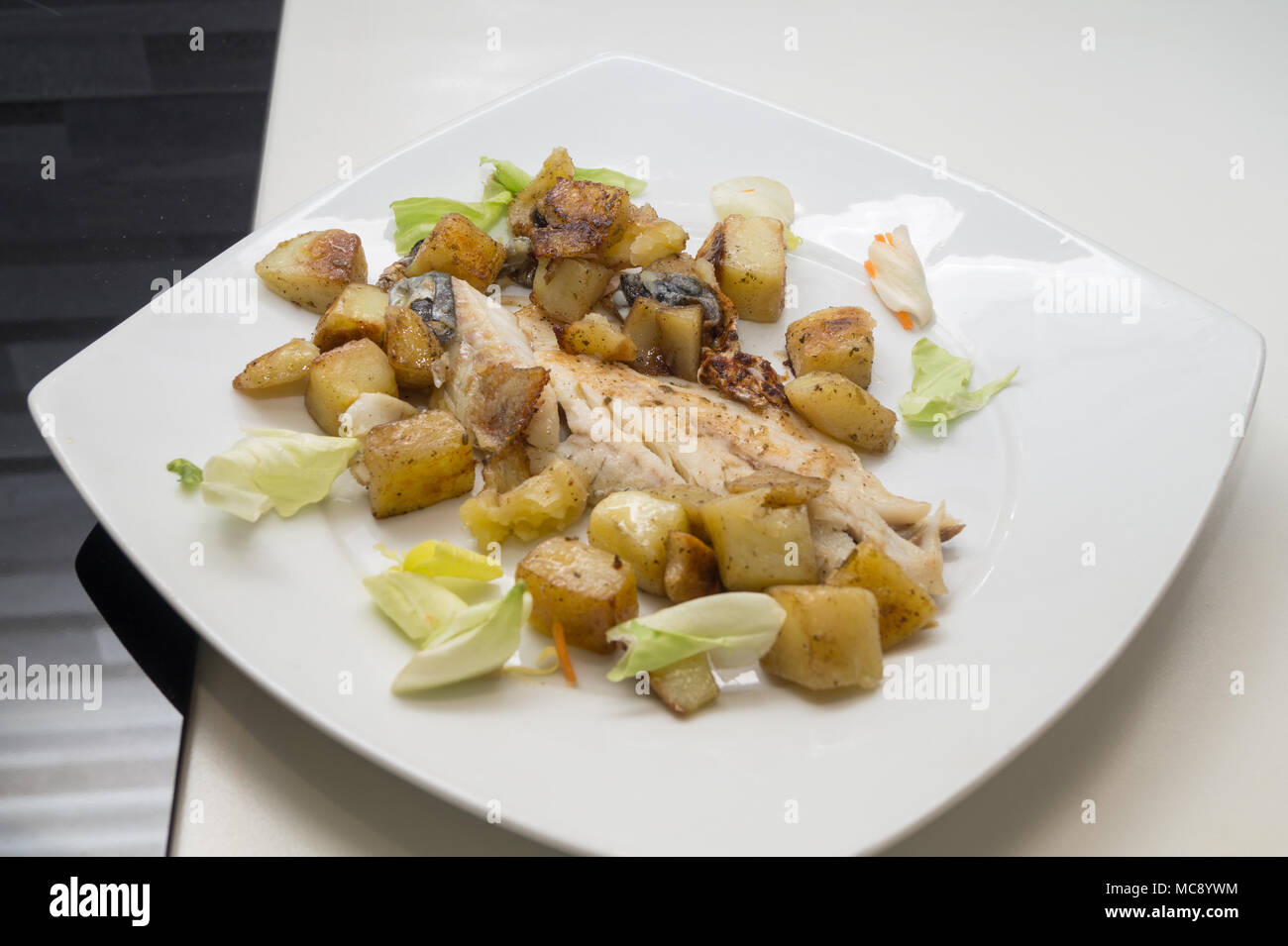 Seebarsch im Gericht mit Kartoffeln und Salat Stockfotografie - Alamy