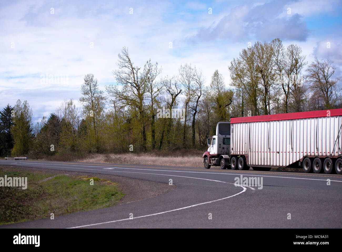 Kraftvoller Big Rig Tag cab Semi Truck Traktor für die lokalen ...