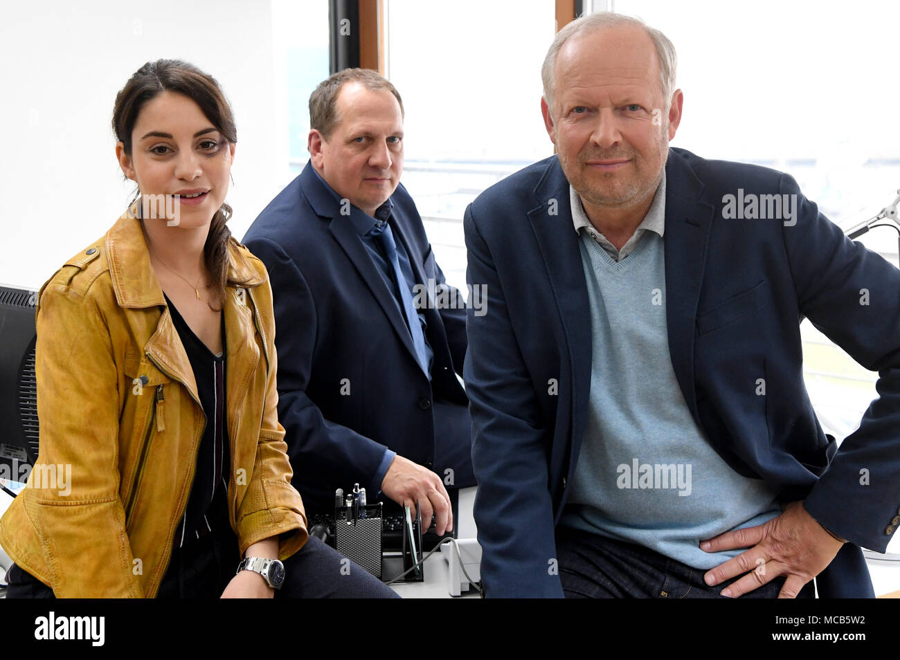 13 April 2018, Deutschland, Kiel: Schauspieler Axel Milberg (R), Thomas ...