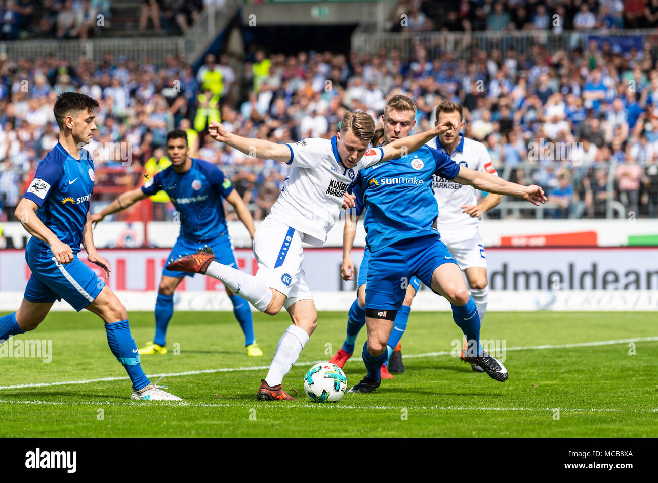 Marco Thiede (KSC) in Duellen mit Oliver Huesing (FC Hansa). GES ...