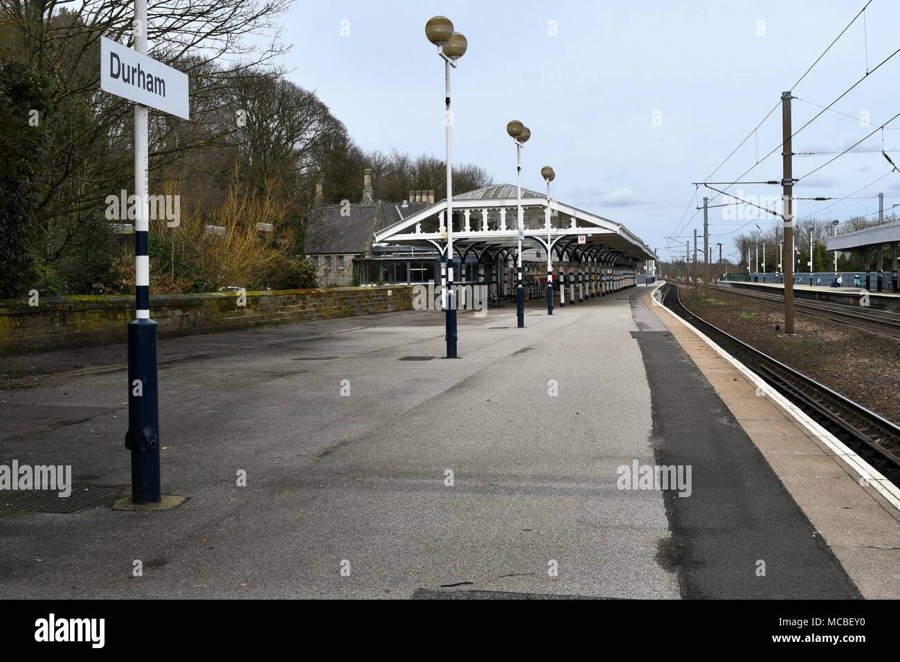 2 gleis bahnhof -Fotos und -Bildmaterial in hoher Auflösung – Alamy