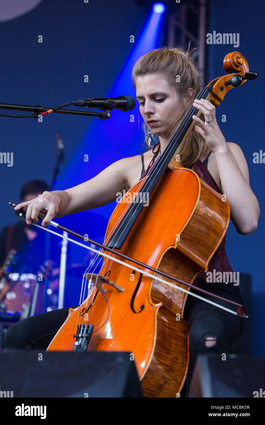 Popband blue -Fotos und -Bildmaterial in hoher Auflösung – Alamy