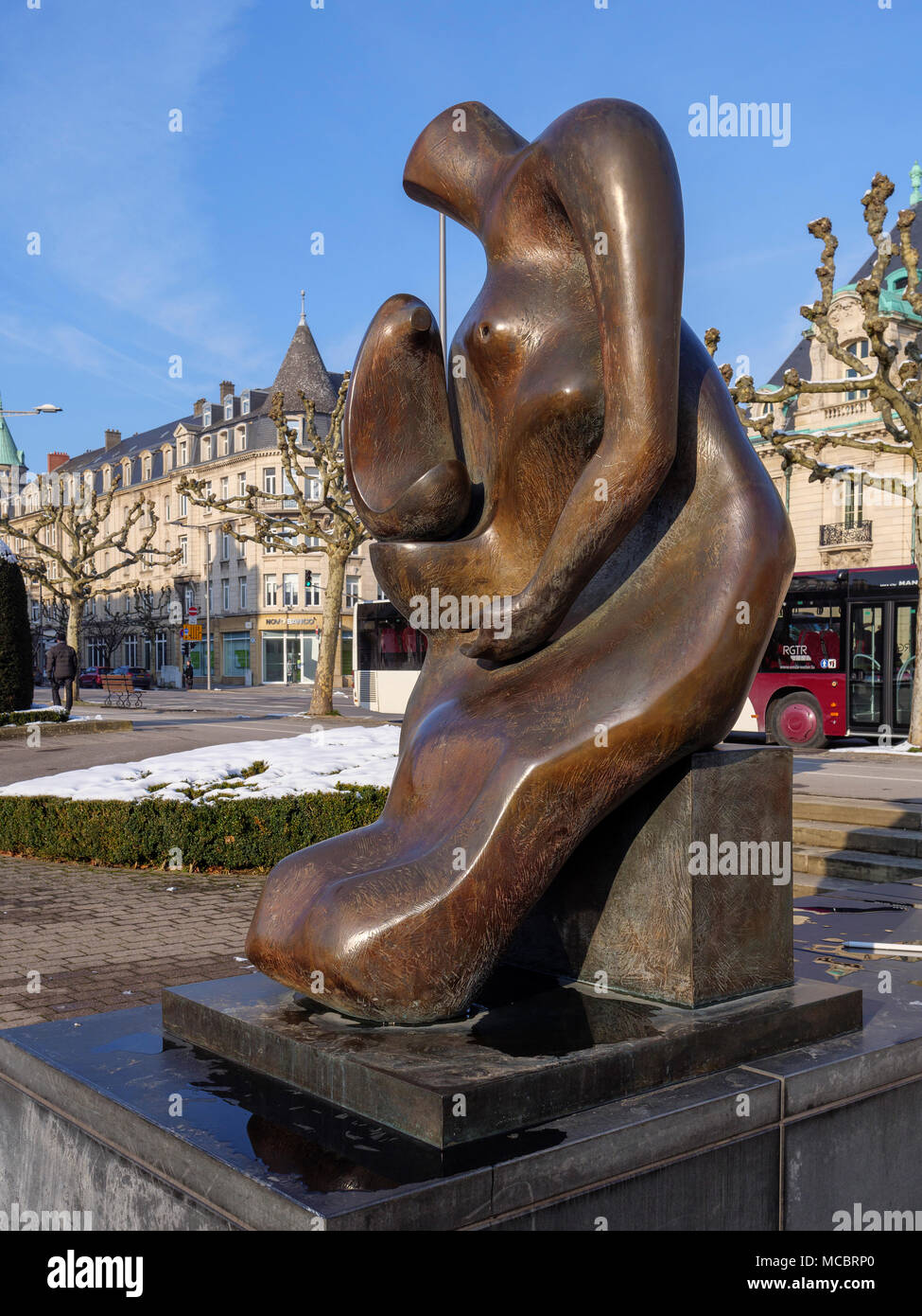 Mutter und kind skulptur henry moore -Fotos und -Bildmaterial in hoher Auflösung – Alamy
