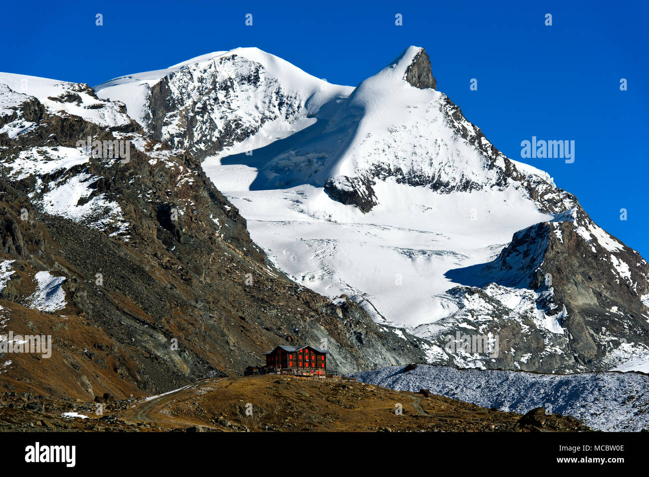 Die historische Fluhalp Bergrestaurant unter dem Gipfel Strahlhorn und ...