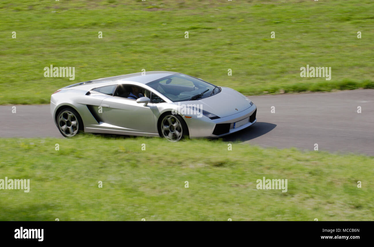 Silberne schnelle autos -Fotos und -Bildmaterial in hoher Auflösung – Alamy