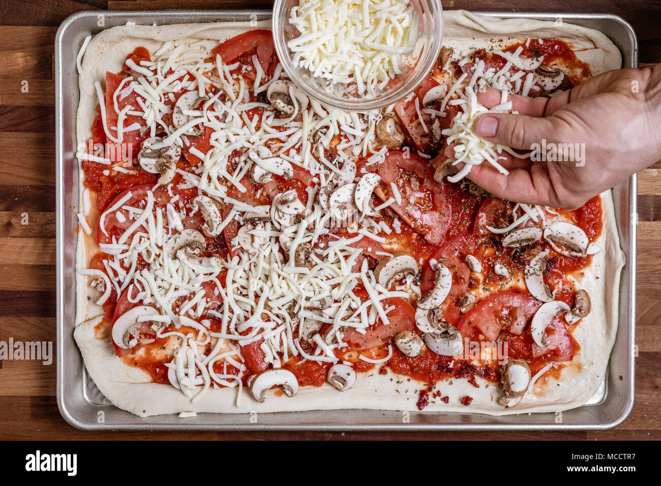 Shredded cheese -Fotos und -Bildmaterial in hoher Auflösung – Alamy