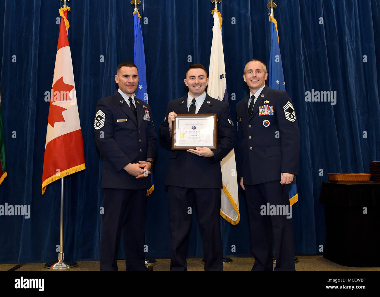 Senior Airman Joshua Kaplan aus Fresno Air National Guard Base, Calif ...