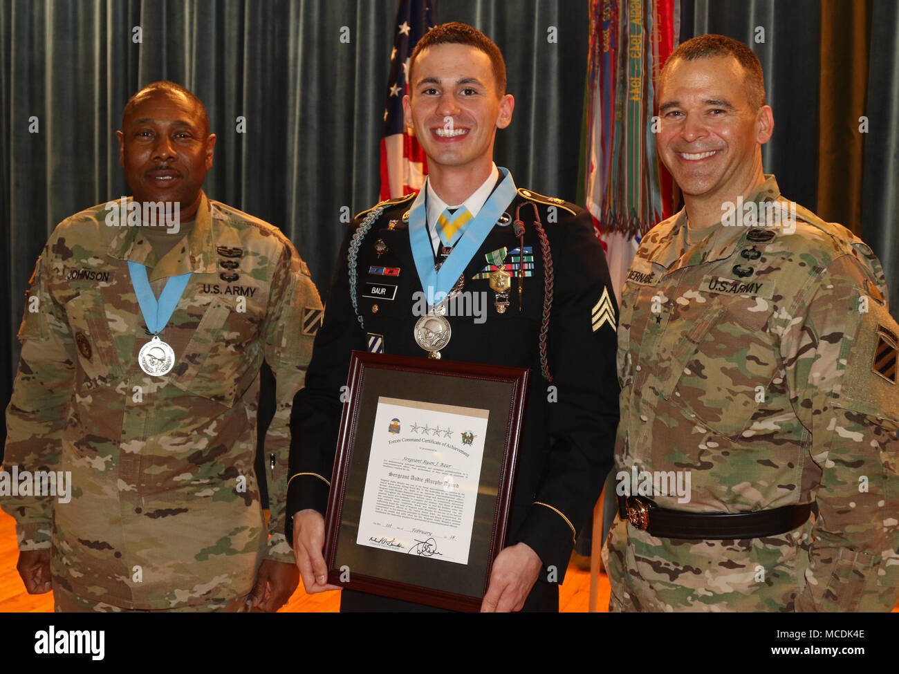 Sgt. Ryan Baur (Mitte) erhält eine Army Commendation Medal, Sergeant ...