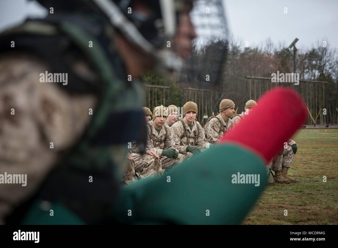 Us Marine Offizier Kandidaten nehmen an pugil stick Kämpfe während der ...