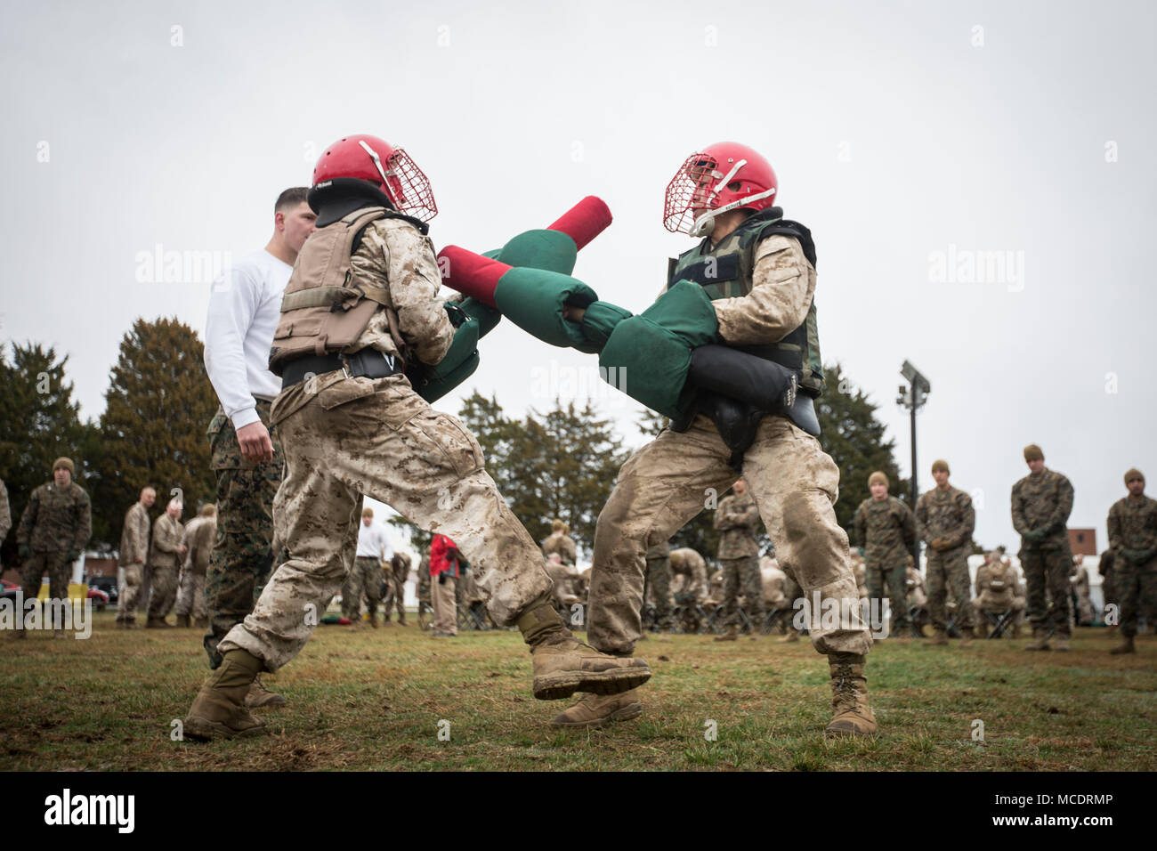 Us Marine Offizier Kandidaten nehmen an pugil stick Kämpfe während der ...
