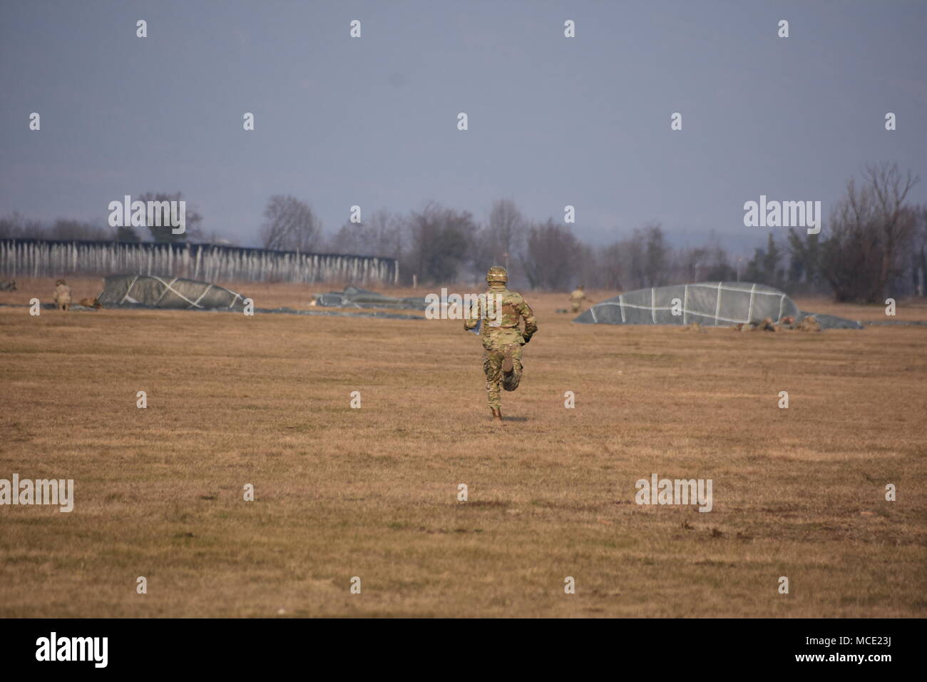 Ein rigger aus der 173Rd Airborne Brigade hetzt auf der Drop Zone ...