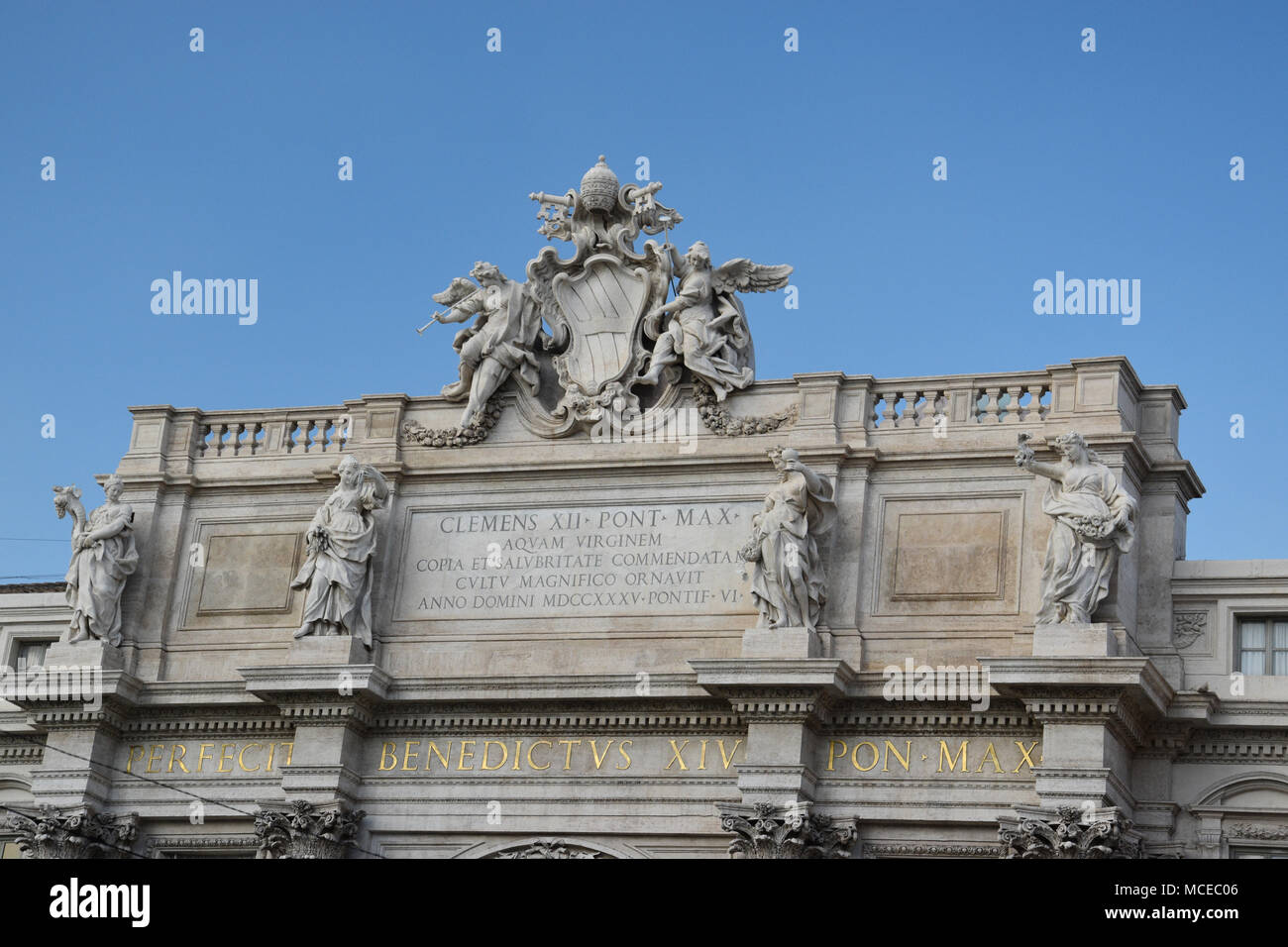 Päpstliche Wappen auf dem Trevi Brunnen, Piazza di Trevi, Rom, Italien ...