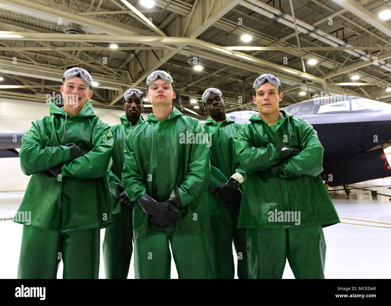 Mitglieder der 509th Aircraft Maintenance Squadron, tragen spezielle ...