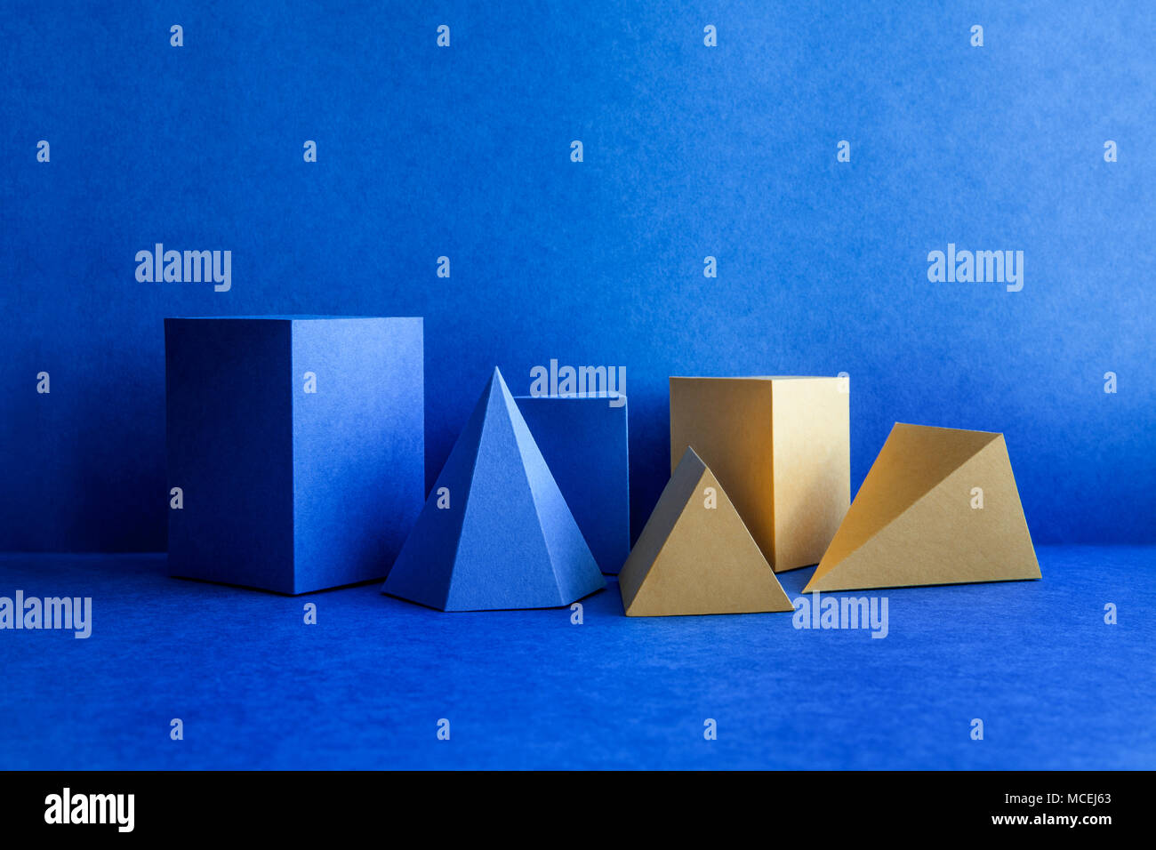 Prism pyramid cube -Fotos und -Bildmaterial in hoher Auflösung – Alamy