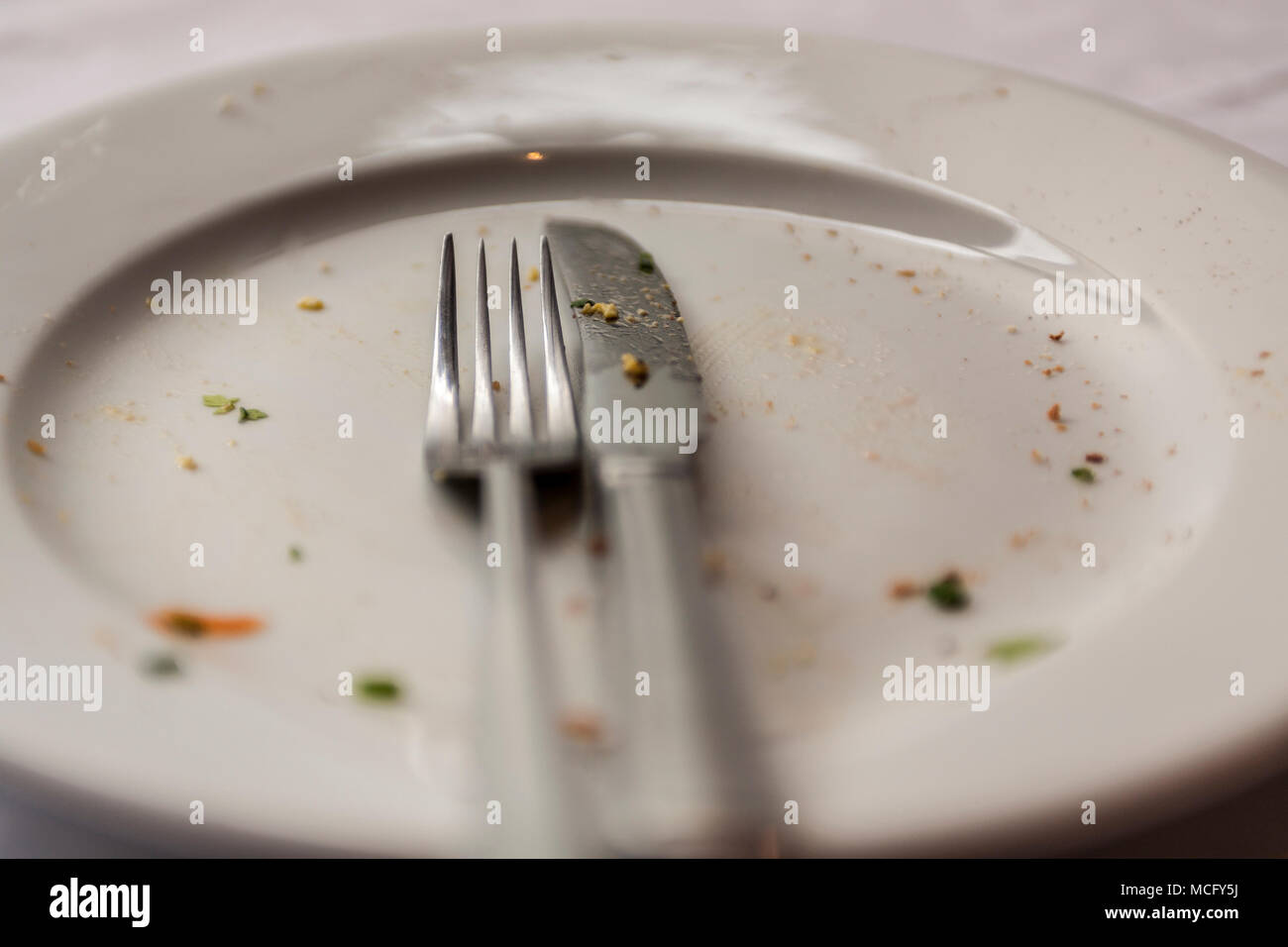 Voller teller essen -Fotos und -Bildmaterial in hoher Auflösung – Alamy