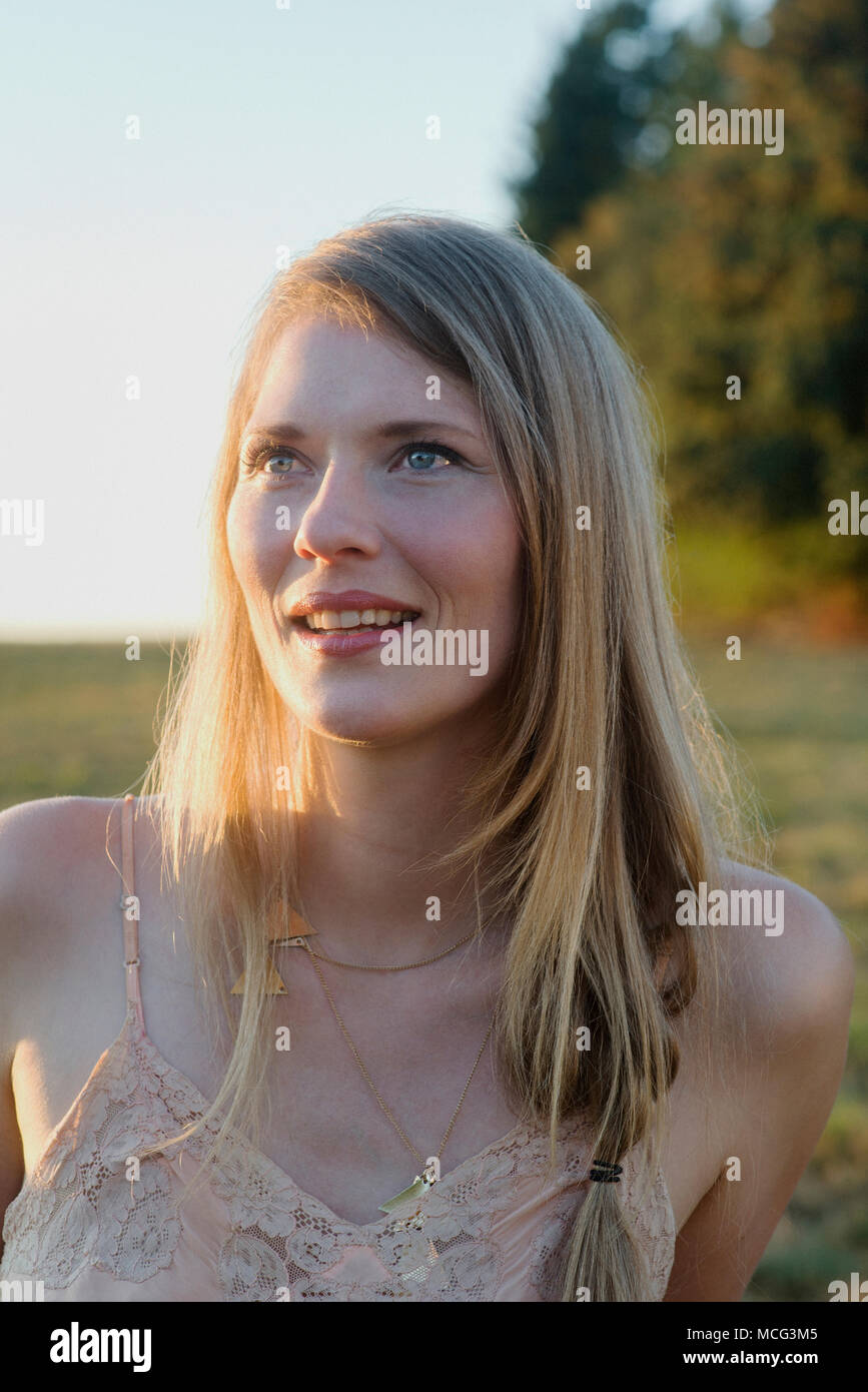 Frau im feld stehen -Fotos und -Bildmaterial in hoher Auflösung – Alamy