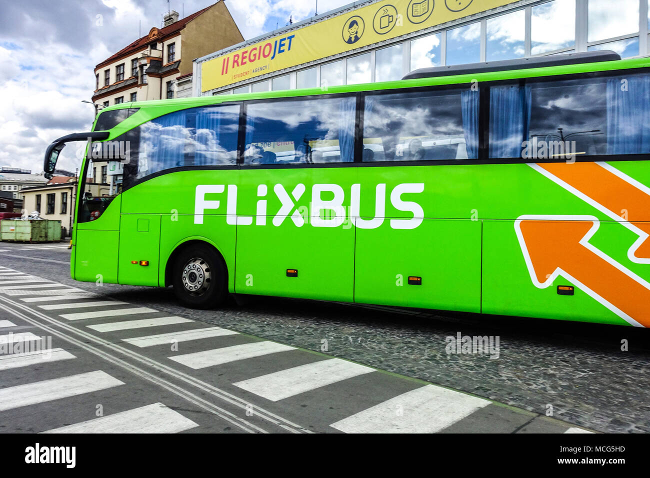 Flixbus am Busbahnhof Florenc, Prag, Tschechische Republik ...