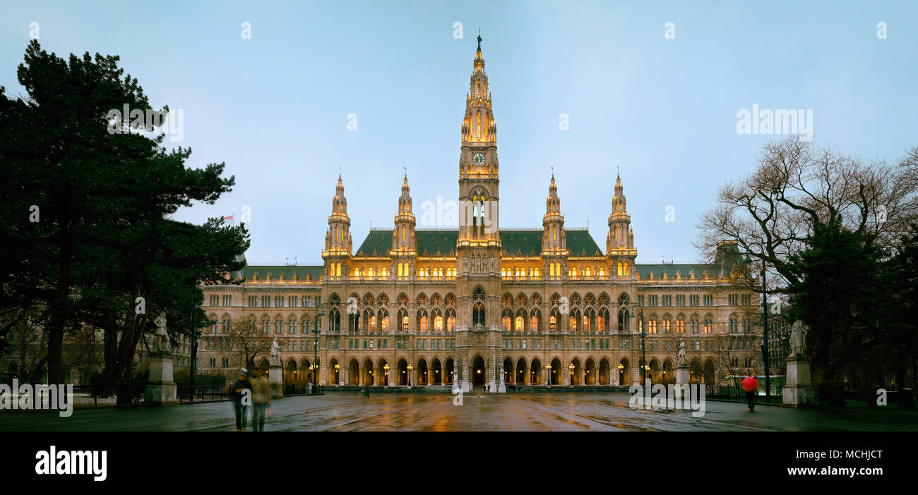 Das Wiener Rathaus (Rathaus) am Abend nach dem Regen, Wien, Österreich ...