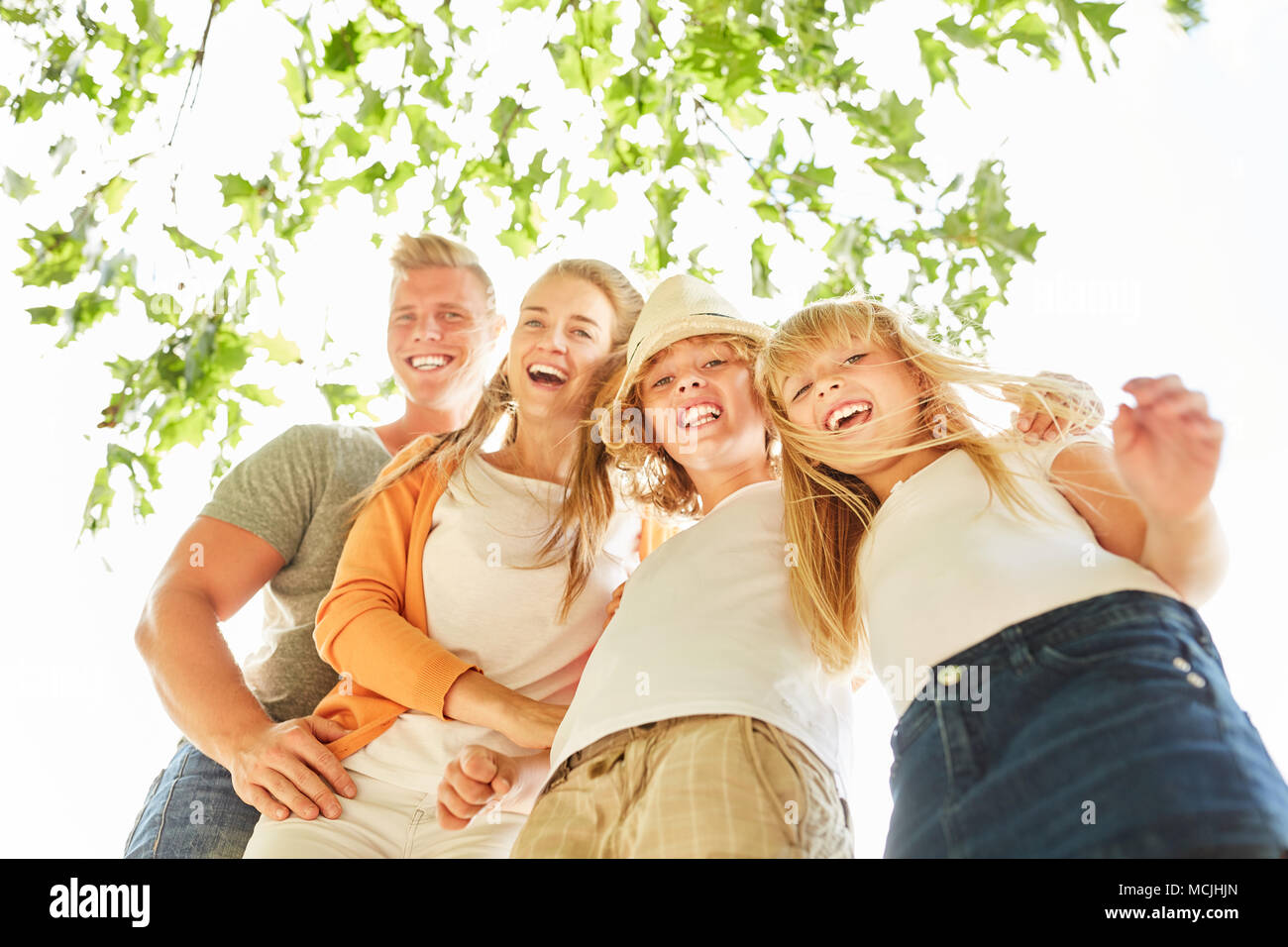 Kinder lachen -Fotos und -Bildmaterial in hoher Auflösung – Alamy