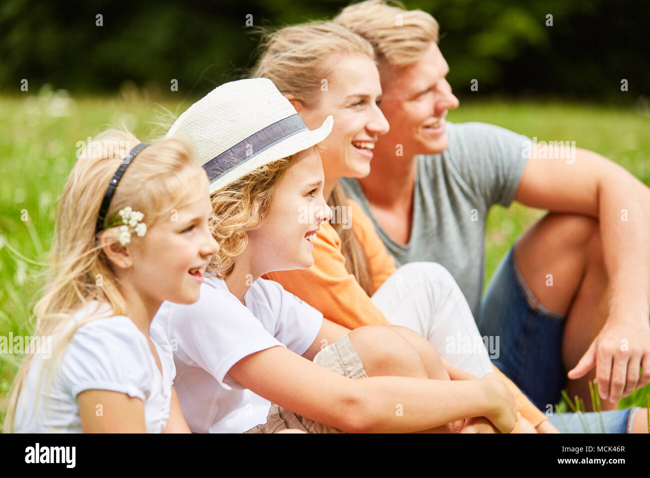 Familie kinder kinder freizeit -Fotos und -Bildmaterial in hoher ...