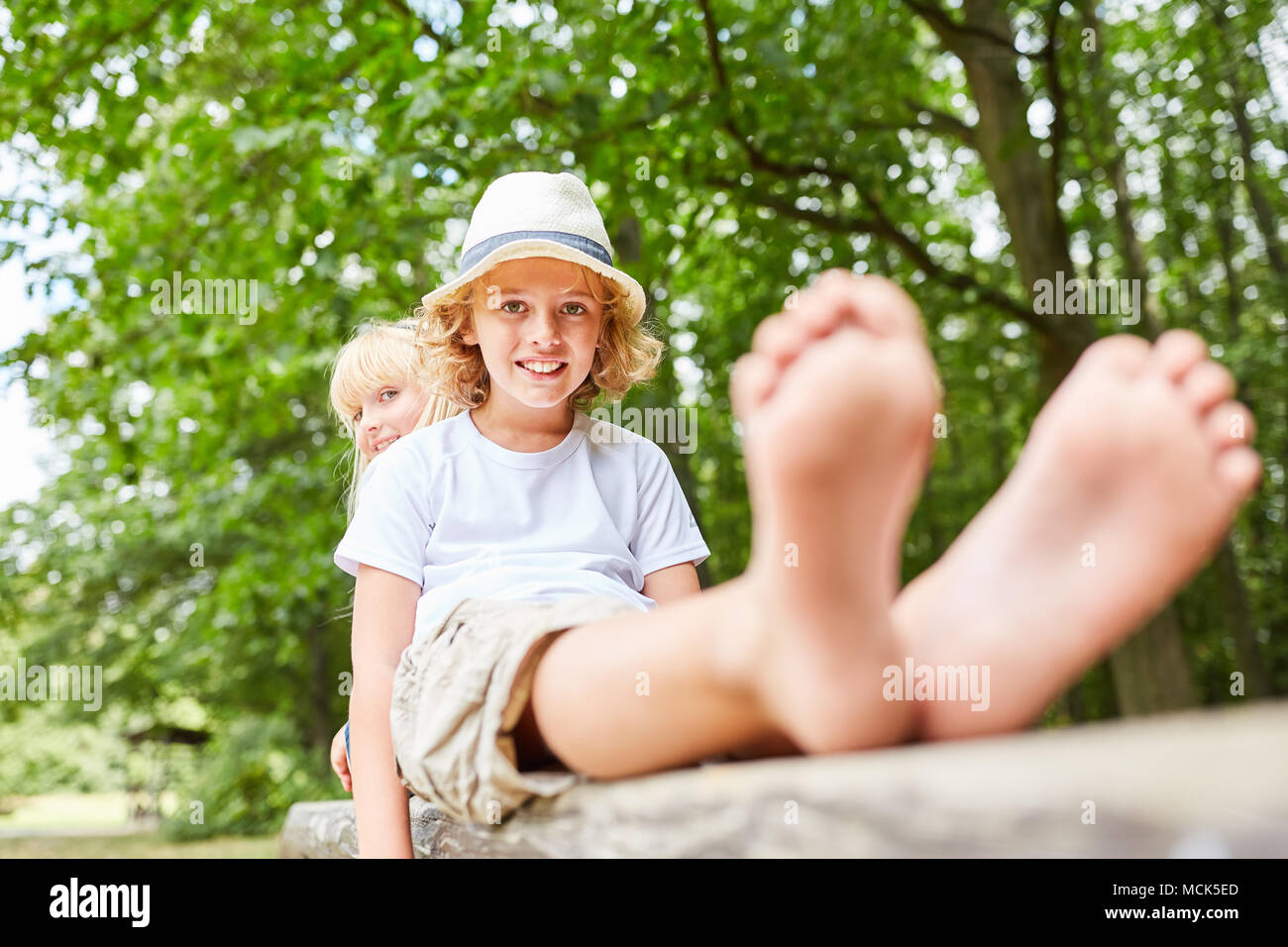 Barfuss mädchen -Fotos und -Bildmaterial in hoher Auflösung – Alamy