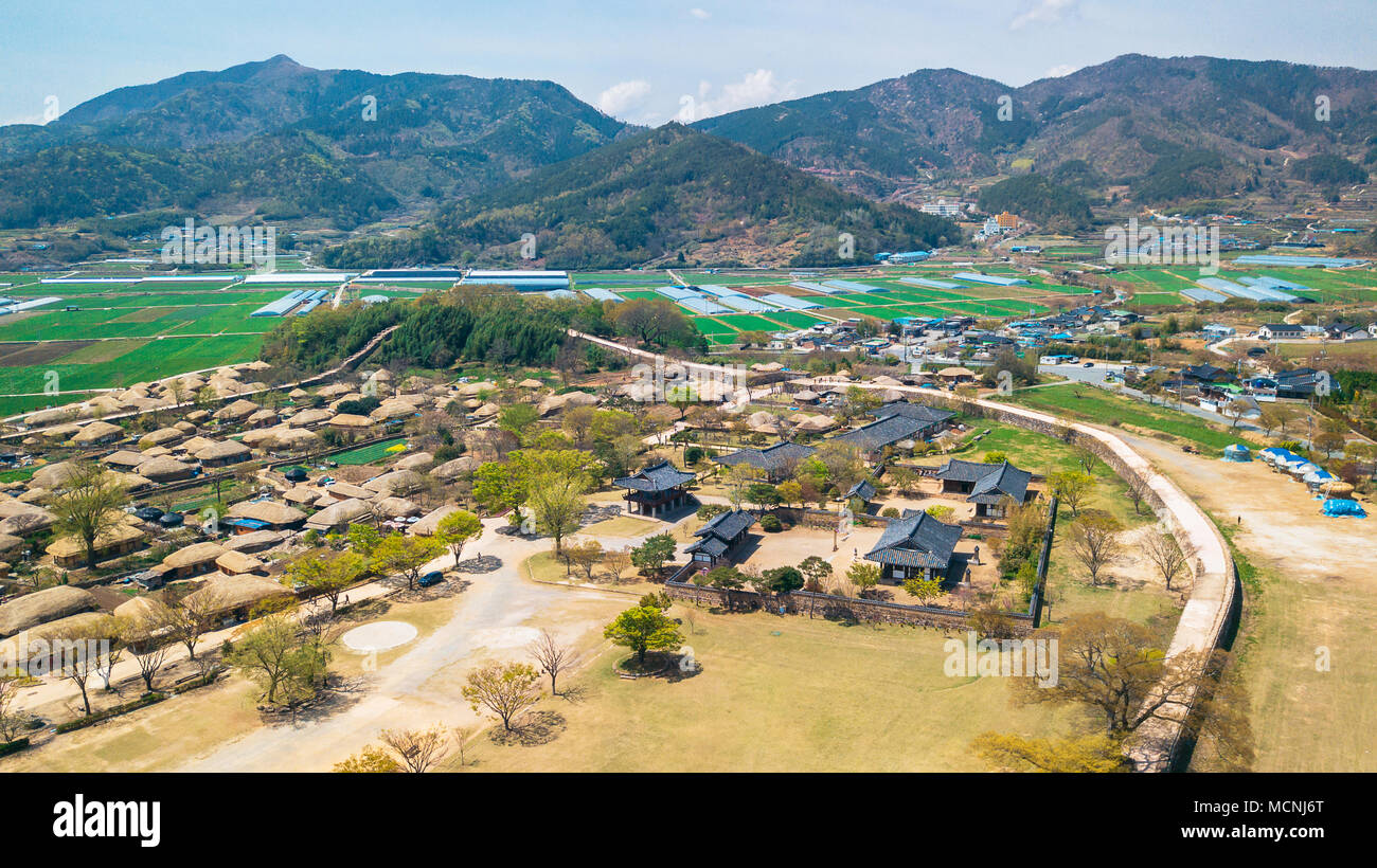 Luftaufnahme der traditionellen Folk Village in Suncheon city von ...