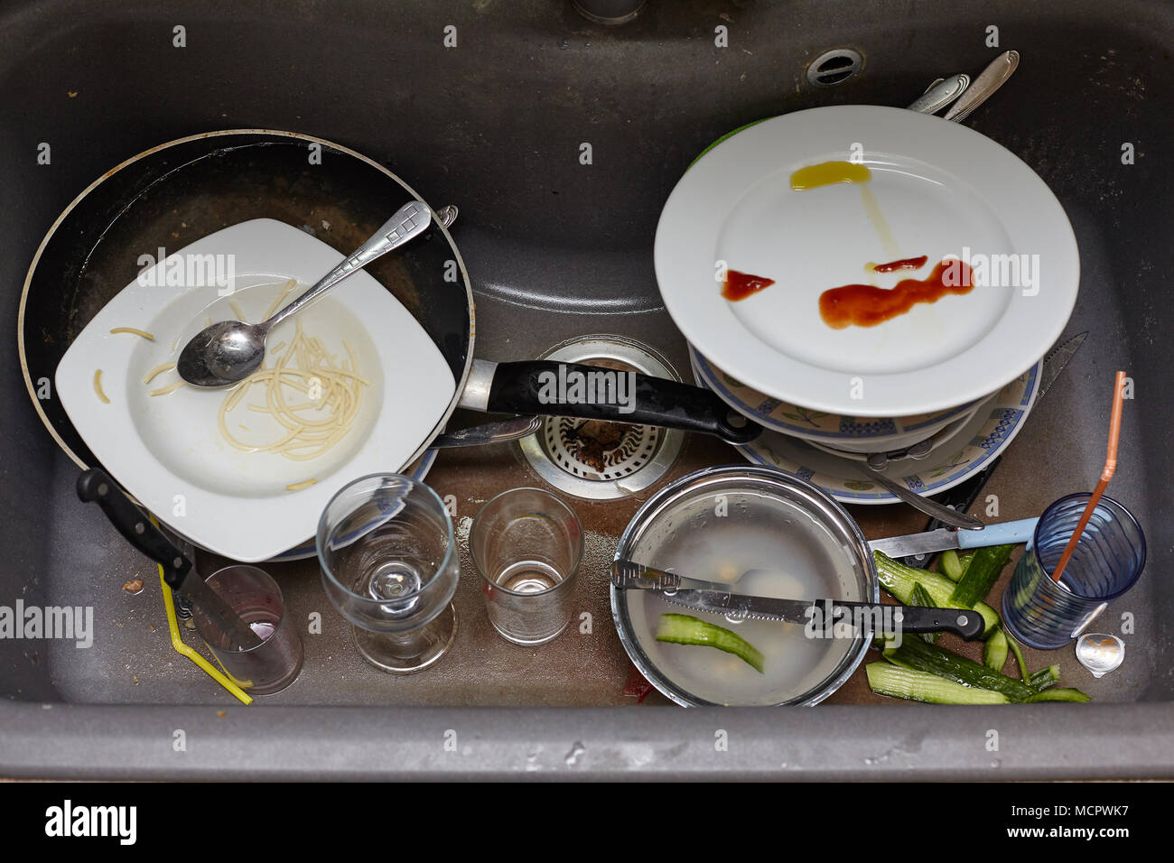 Schmutziges geschirr -Fotos und -Bildmaterial in hoher Auflösung – Alamy