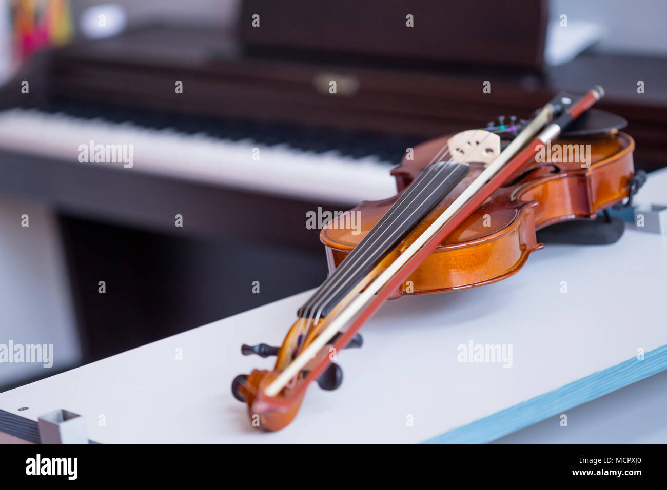 Braunes klavier -Fotos und -Bildmaterial in hoher Auflösung – Alamy