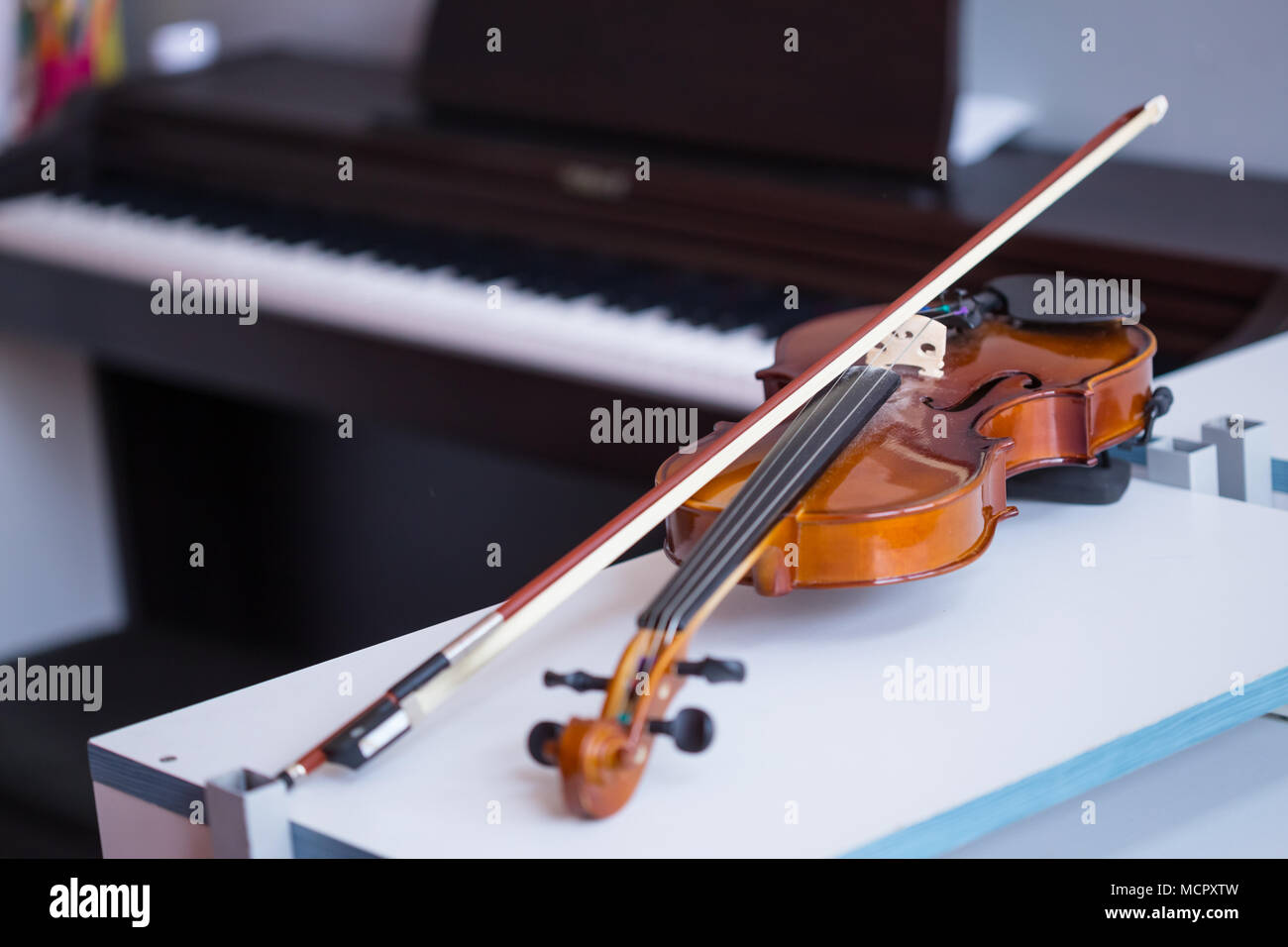 Braunes klavier -Fotos und -Bildmaterial in hoher Auflösung – Alamy