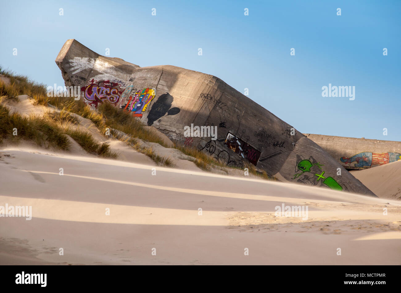Graffiti on beach bunker -Fotos und -Bildmaterial in hoher Auflösung ...