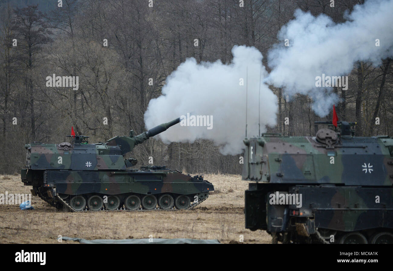 Deutsche haubitzen mit eigenantrieb -Fotos und -Bildmaterial in hoher ...