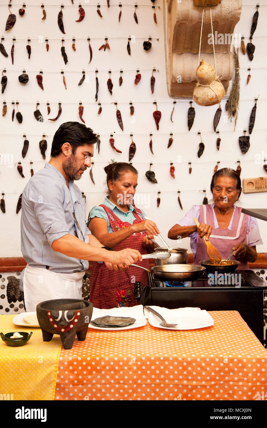 Großmutter und Mutter von Chef José Luis Diaz kochen Enchiladas de san ...