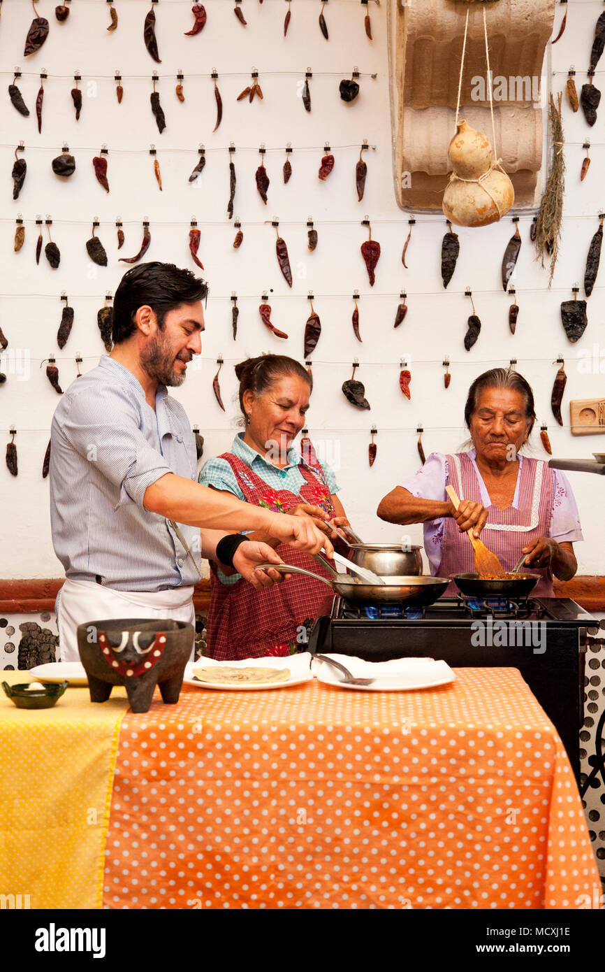 Großmutter und Mutter von Chef José Luis Diaz kochen Enchiladas de san ...