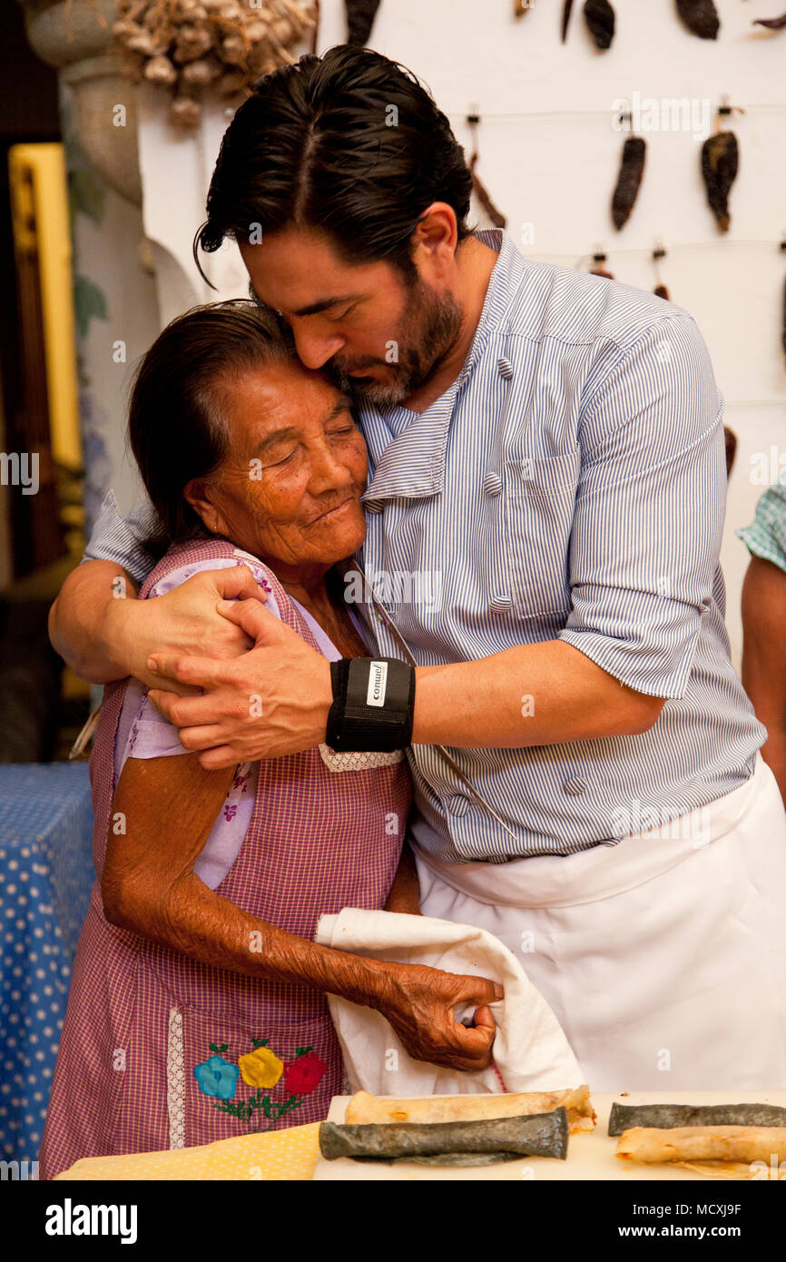 Großmutter von Chef José Luis Diaz kochen Enchiladas de san Pedro ...