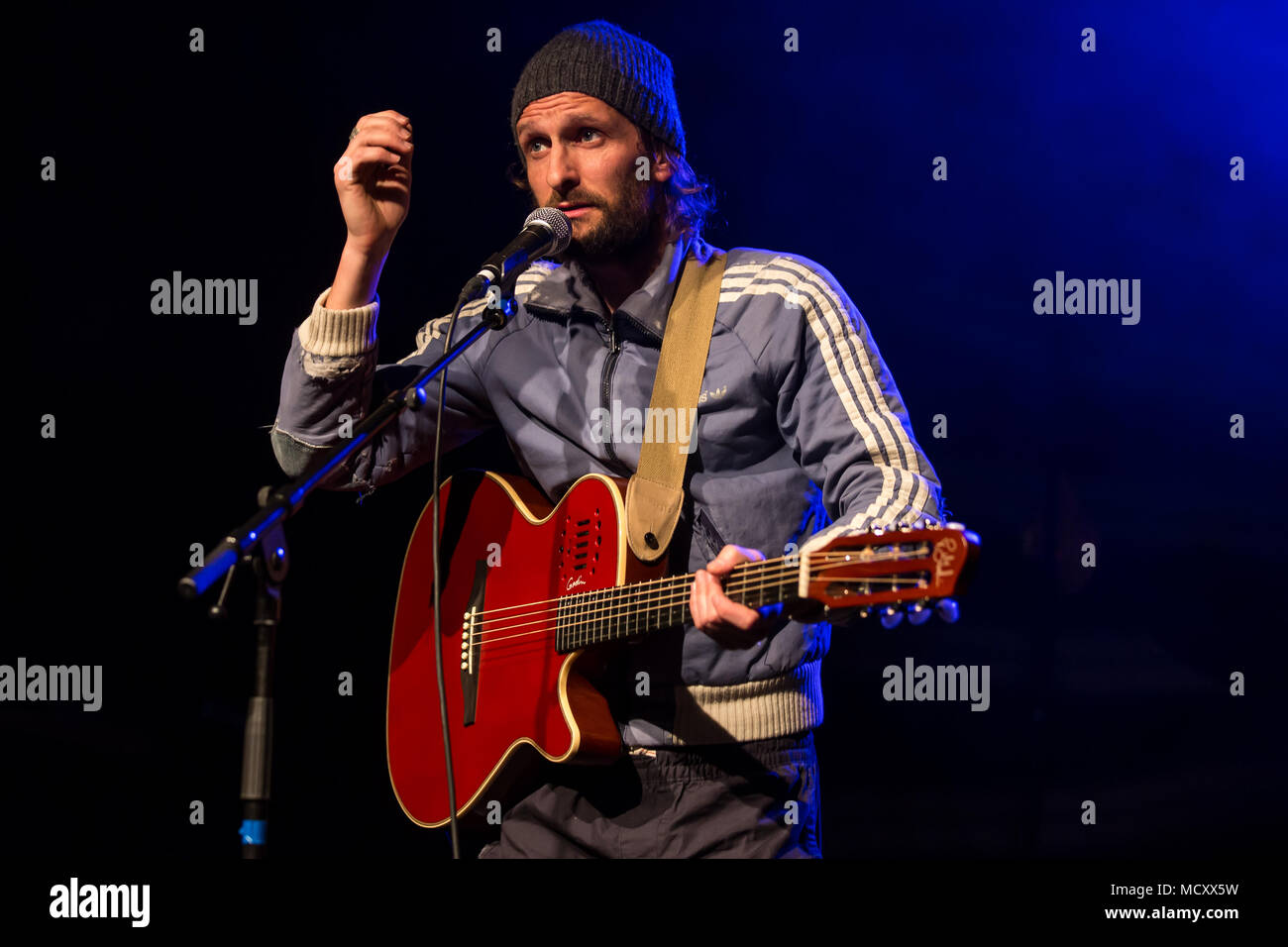 Der Schweizer Sänger und Songwriter Shem Thomas live auf der Schüür Luzern, Schweiz ...