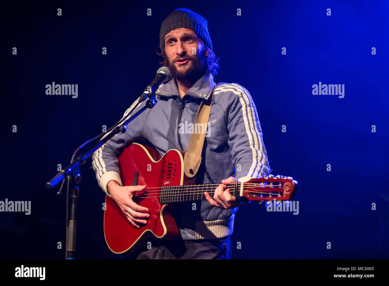 Der Schweizer Sänger und Songwriter Shem Thomas live auf der Schüür Luzern, Schweiz ...