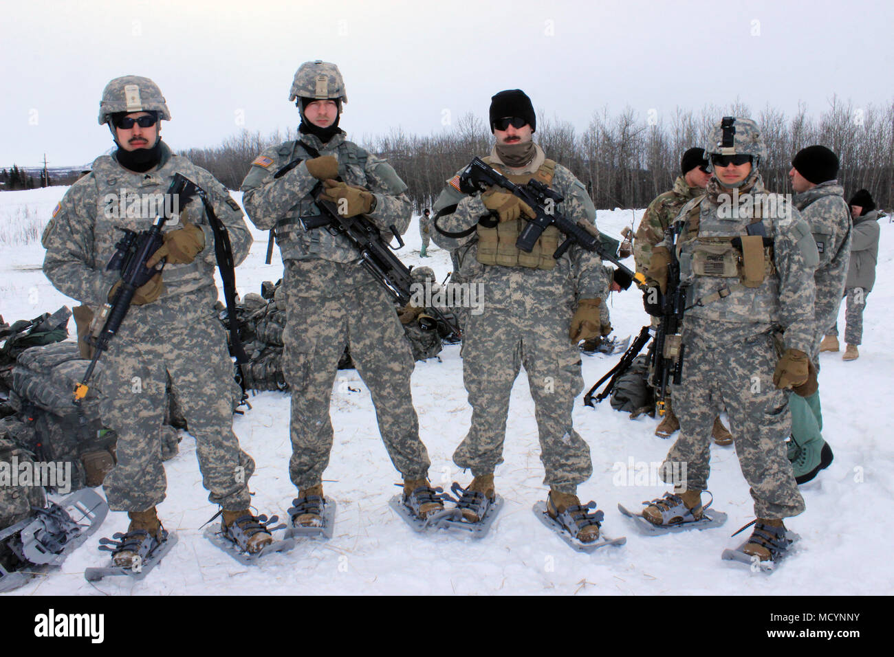 Von links nach rechts, Alpha Team Leader Sgt. Taylor Tobar stellt mit ...