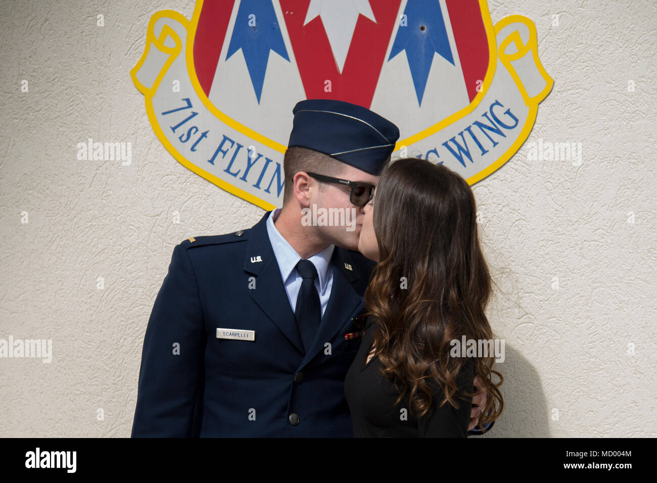 2. Lt. Nicholas Scarpelli, 71St student Squadron, küsst seine Frau nach ...