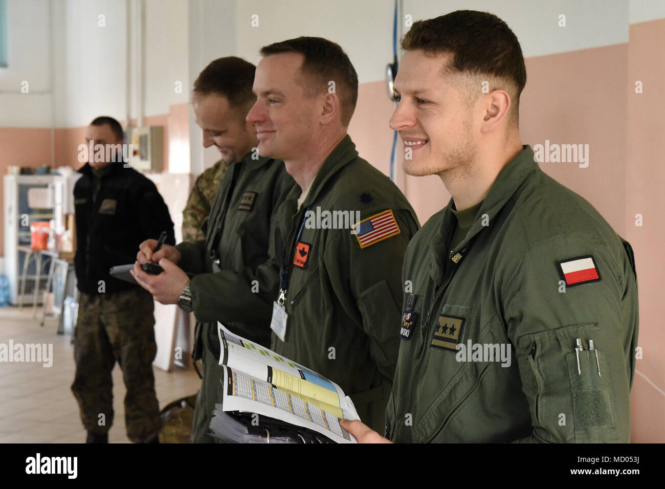 Die polnische Luftwaffe Pilot Leutnant Jacek Chorzewski (vorne) joins ...