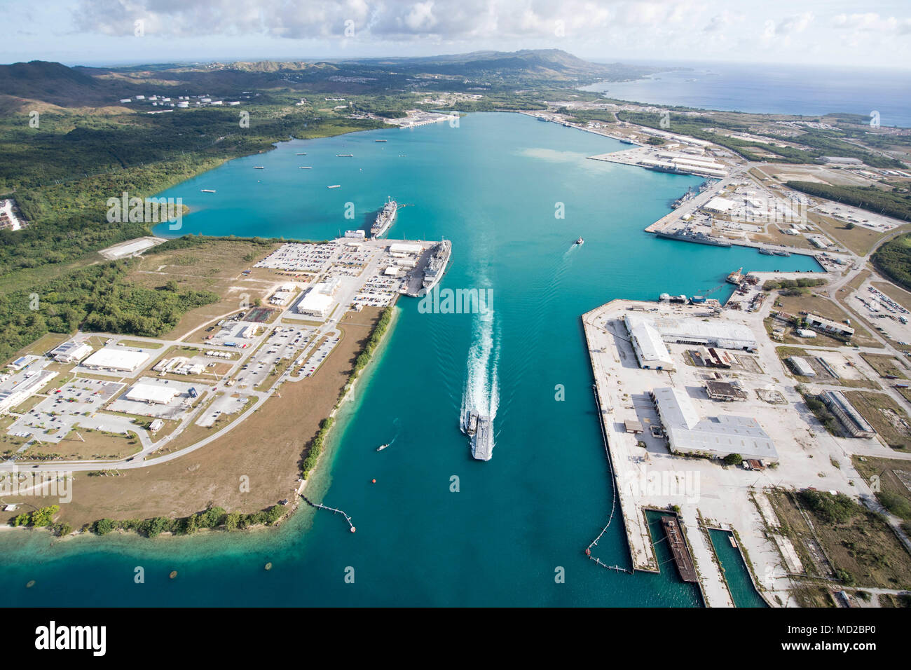 Ein Luftbild der US Naval Base Guam zeigt mehrere Marine Schiffe in ...