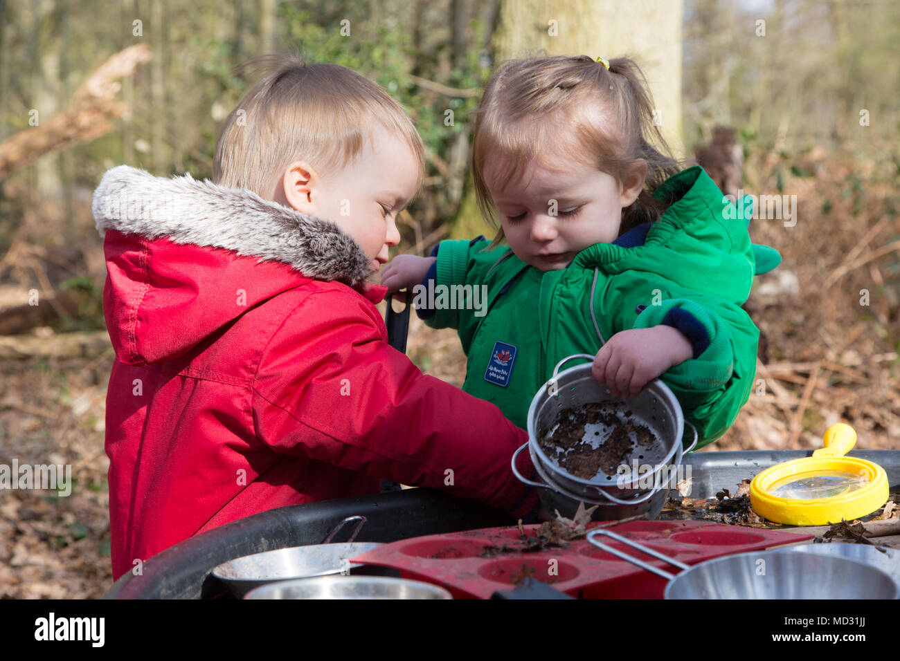 Kinder spielen im schlamm -Fotos und -Bildmaterial in hoher Auflösung ...